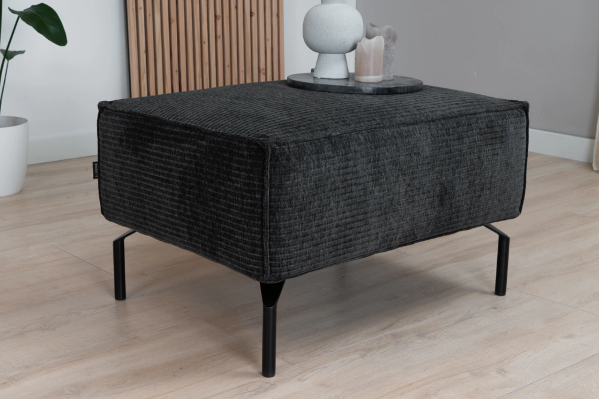 Luwes 1Z RIB | moderne poef in ribstof, metalen zwart onderstel