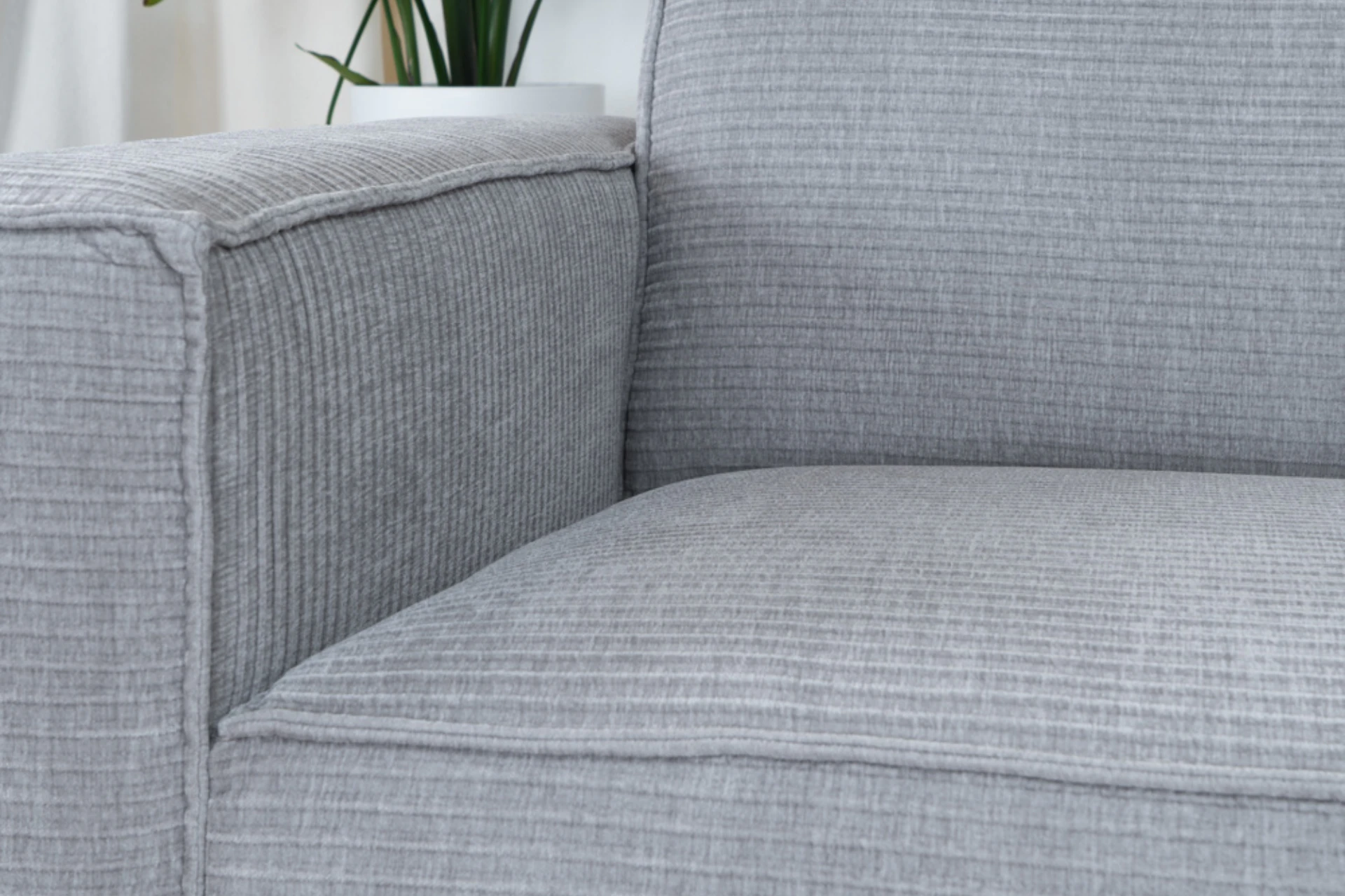 Luwes 3Z RIB | modern sofa in rib fabric with metal