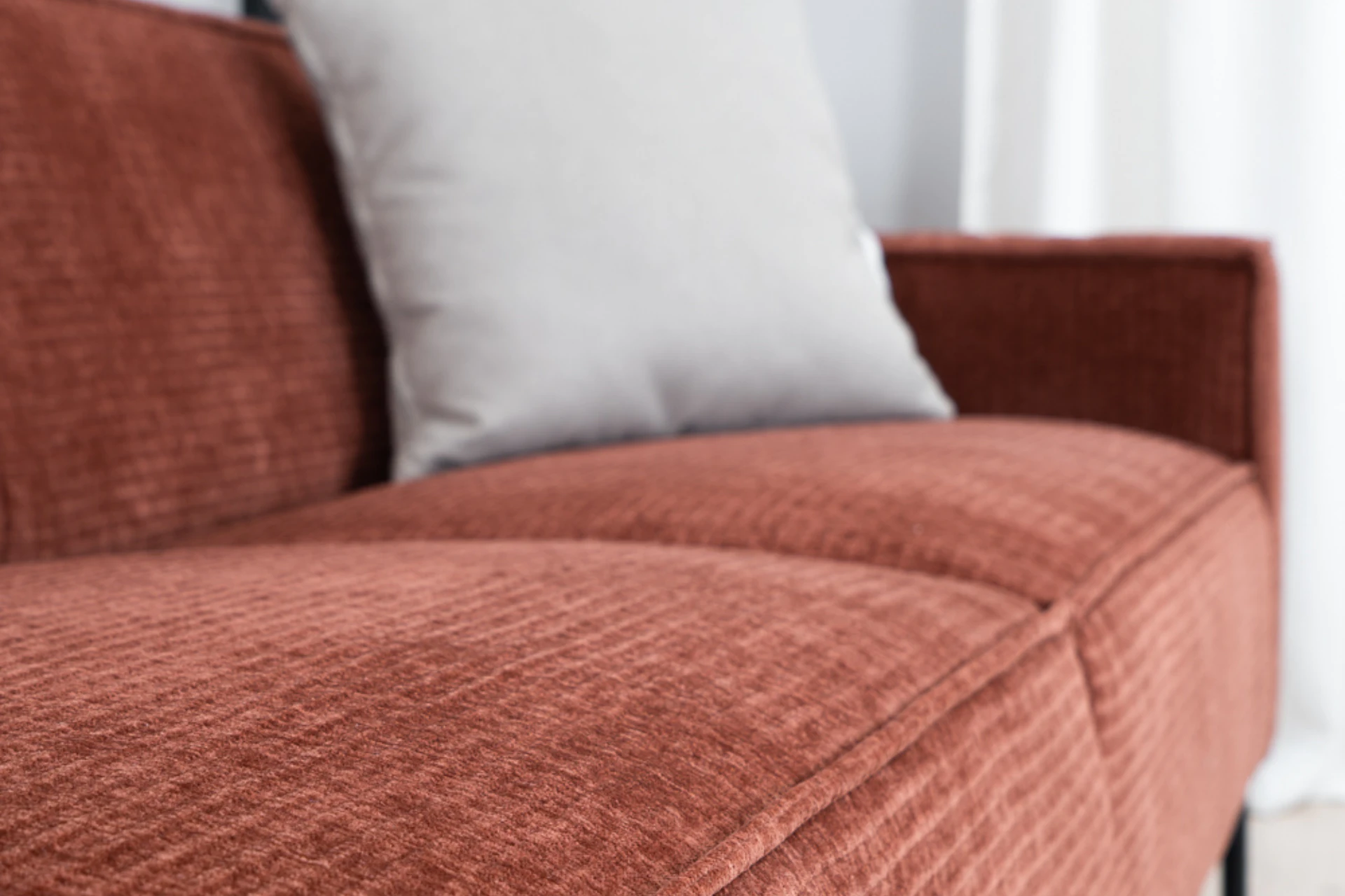 Luwes 3Z RIB | modern sofa in rib fabric with metal