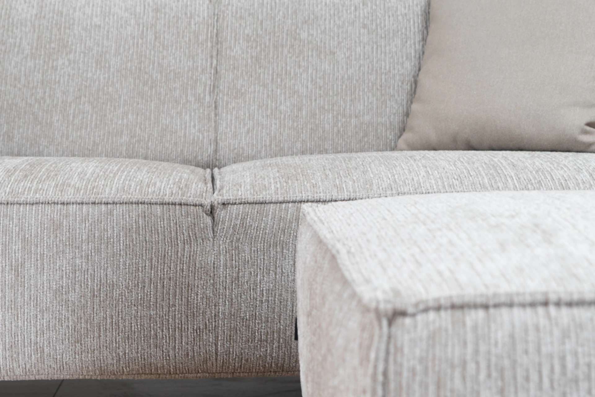 Luwes 3Z RIB | modern sofa in rib fabric with metal