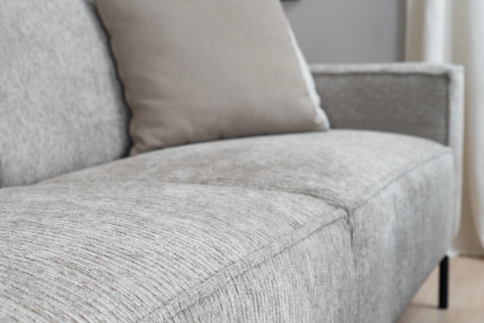 Luwes 3Z RIB | modern sofa in rib fabric with metal